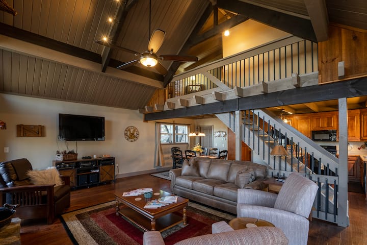 Gorgeous Chalet Offering 3 Levels Of Living Space. - Franklin, NC