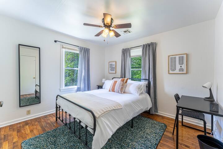 Cozy 3bdr Short Walk To City Square & Bike Trails - Rogers, AR