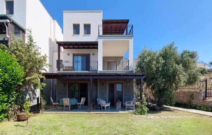 Bitez'de Deniz Manzaralı Müstakil Bahçeli Villa - Bodrum