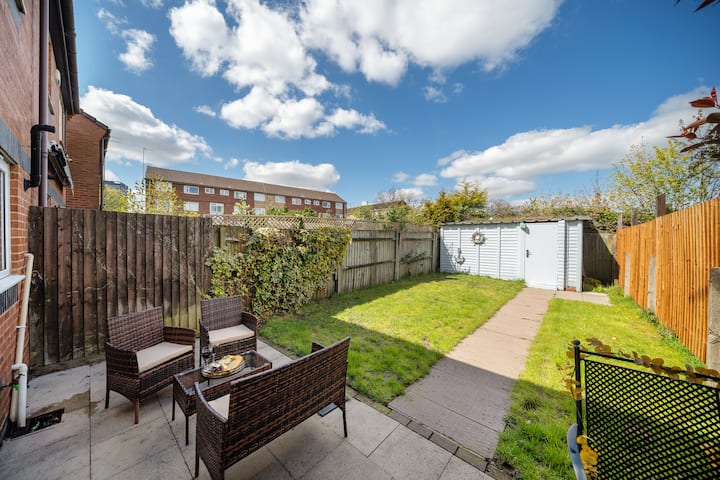 Spacious 3 Bed House W/ Large Garden Parking Wifi - Coventry