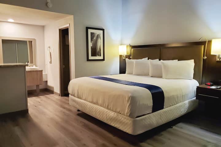 Happy Bay Hotel & Banquet Hall Deluxe Room 302 - Bay City, TX