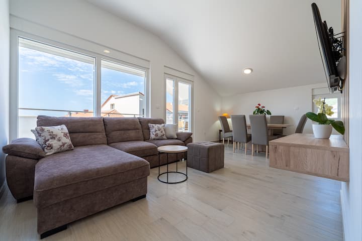 Exclusive 2bdr Ap W/  Balcony And Sea View - Budva