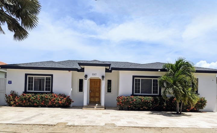 Stylish Bungalow, Near Beaches - Aruba