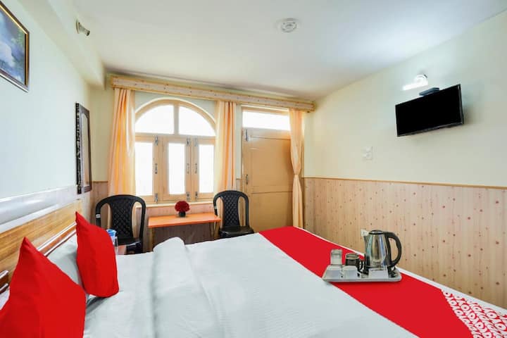 Scenic Double Bedroom With Nainital Lake View - Nainital
