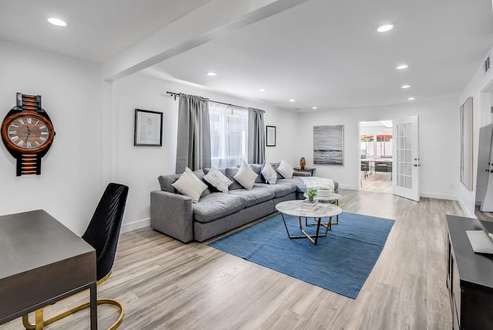 Vacation House With Pool - Los Angeles, CA