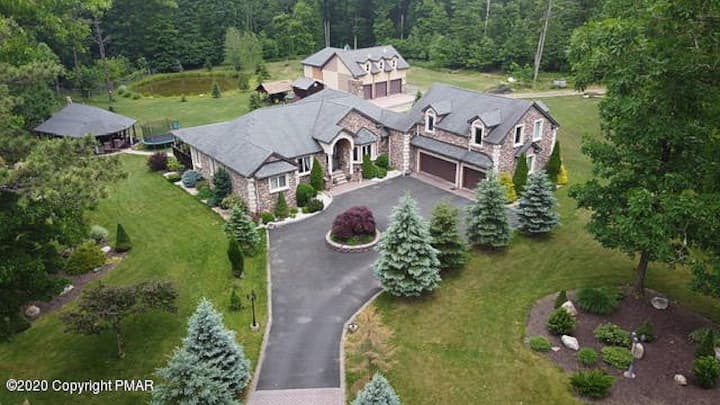 Sleeps 30-(2) Houses 11 Br 6.5 Ba Pickleball Wifi! - Lausanne Township