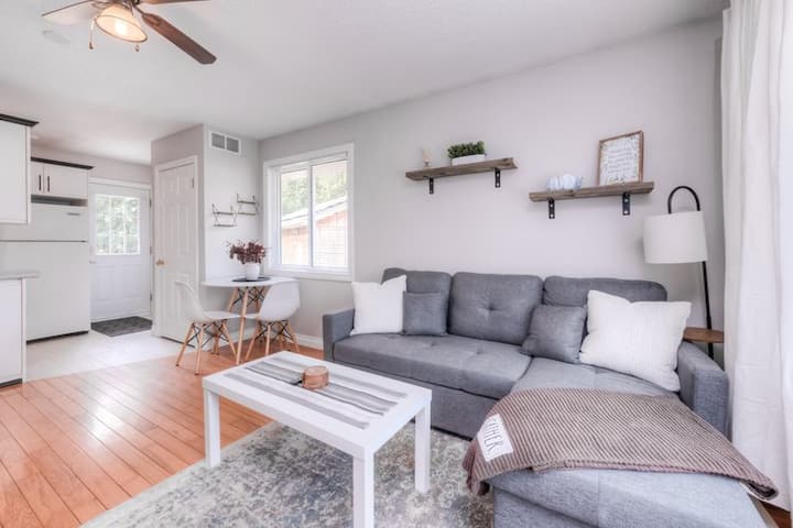 The Cozy Crescent! - Waterloo, ON, Canada