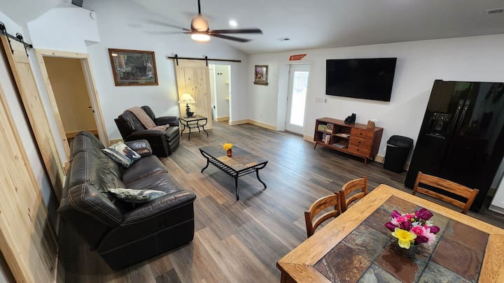 Jason's Log Cabin Retreat W/ Hot Tub & Views - Sevierville, TN