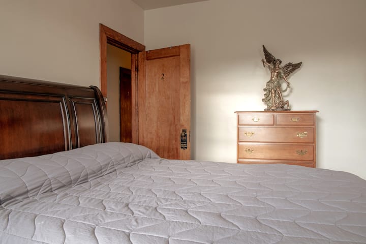 Spacious, Private Room 2 At Bay’s B&b (Hot Tub) - Wheeling, WV