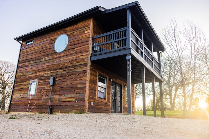 Modern Two Story Cabin Near Downtown Denison - Lake Texoma