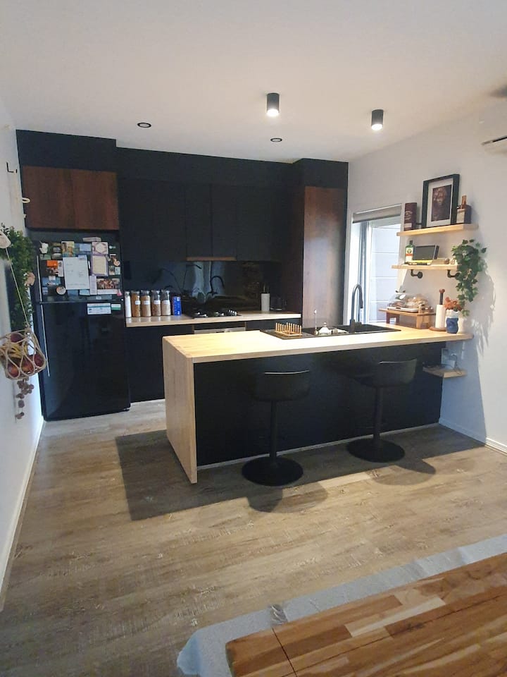 "Home Away From" Home In Melbourne - Caroline Springs