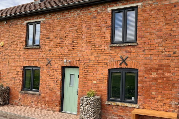 Somerset Levels Cosy Cottage, Glastonbury Tor View - Glastonbury