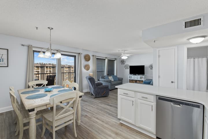 Sunny Seaside Retreat With Beach & Pool Access! - Surfside Beach, SC