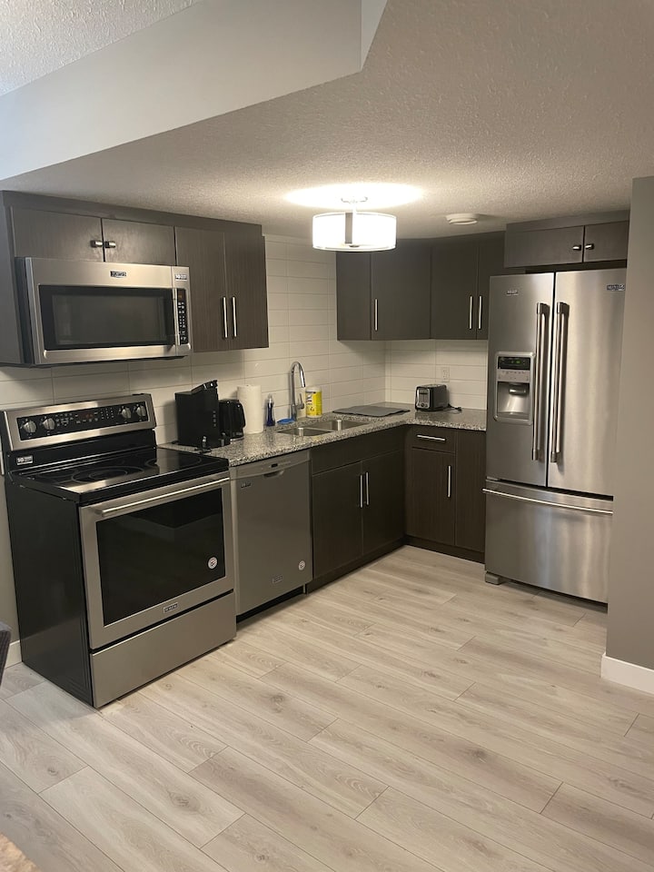 Huge Studio Basement Apt Sta No: 2300133 - White City