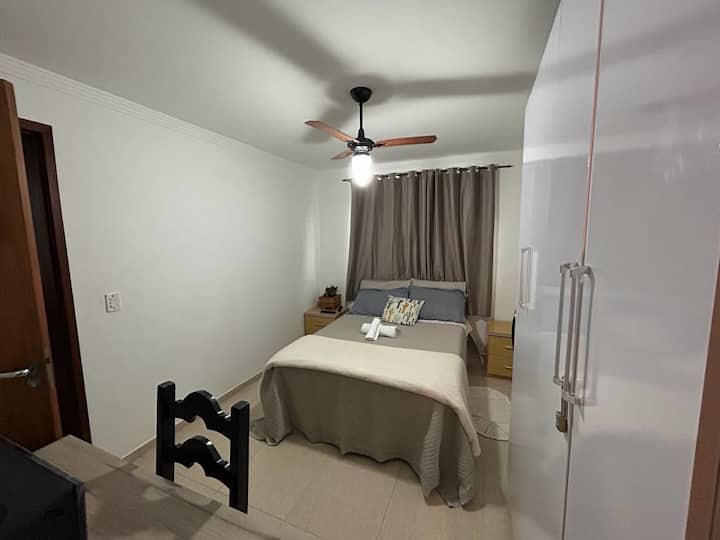 Quarto De Casal, Em Apto, Prox. Praça Migrante - Cascavel