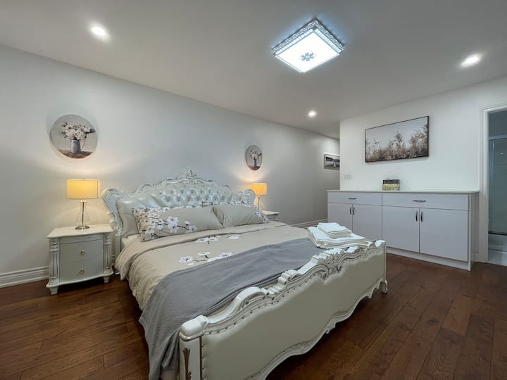 Warm Family Suit, 2 Beds W/t Separate Space - Toronto