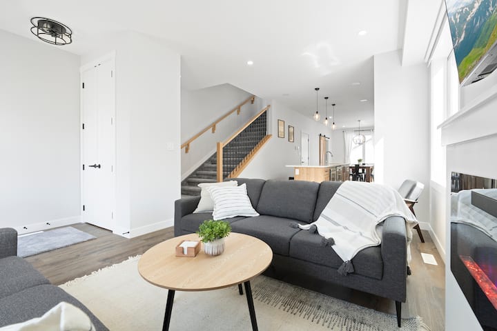 Modern Luxury Home - King Bed•arcade•wem•a/c - Saint Albert