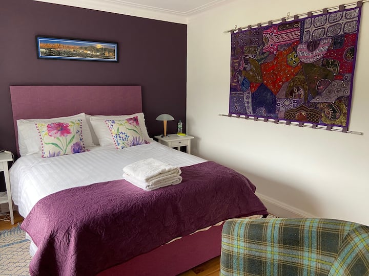 King Size Bed With Large En-suite Shower Room - Inverness