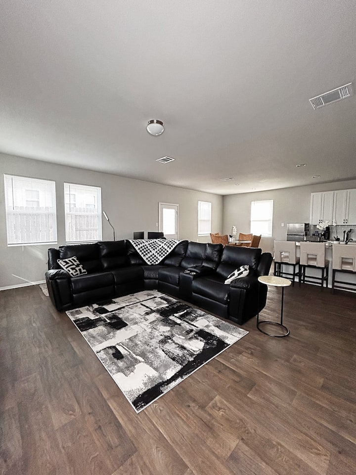 Spacious 4br | City View | 12 Min To Dt & Airport - Austin, TX
