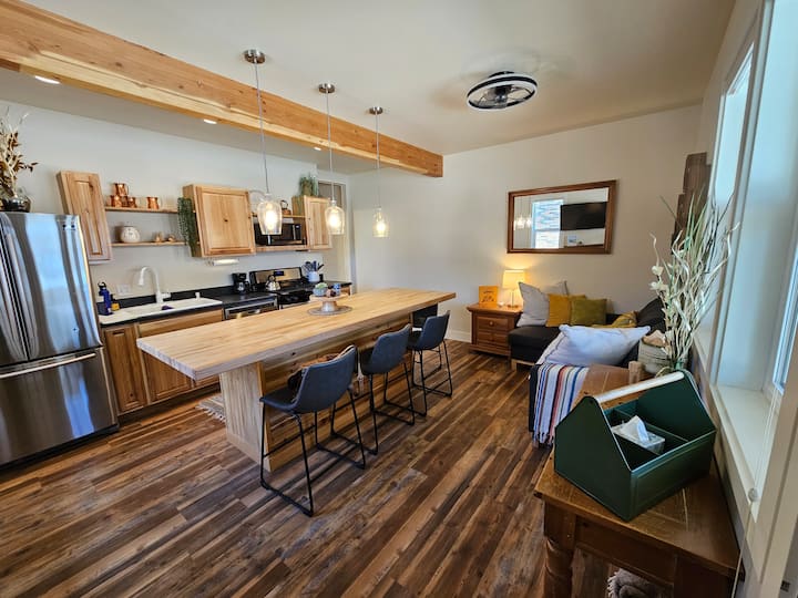 The Bee, 1 Block From Downtown - Red Lodge, MT