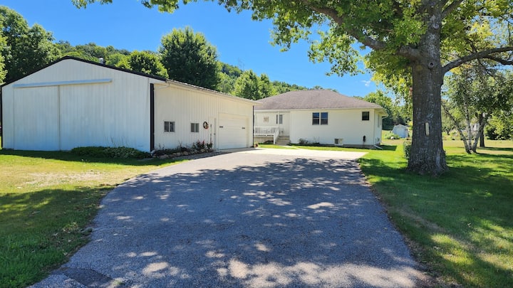 Curt & Ileta's ~Comfy~cozy~friendly Neighborhood - Decorah, IA