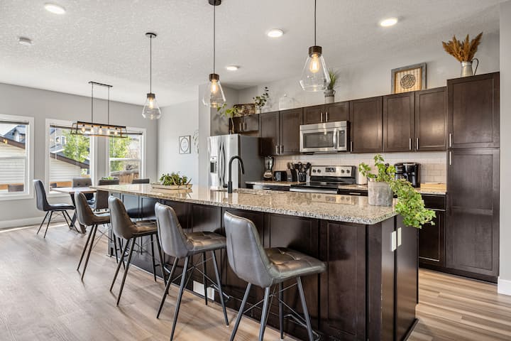 Fenced Yard • Bbq • Ac • No Rug • Stocked Kitchen - Calgary