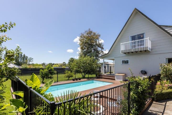 Walk To Village, Lovely Views And Spacious House - Havelock North