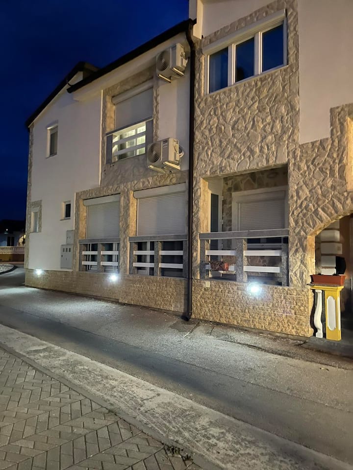 Otok Vir, Bobovik
Blizu Plaže - Vir