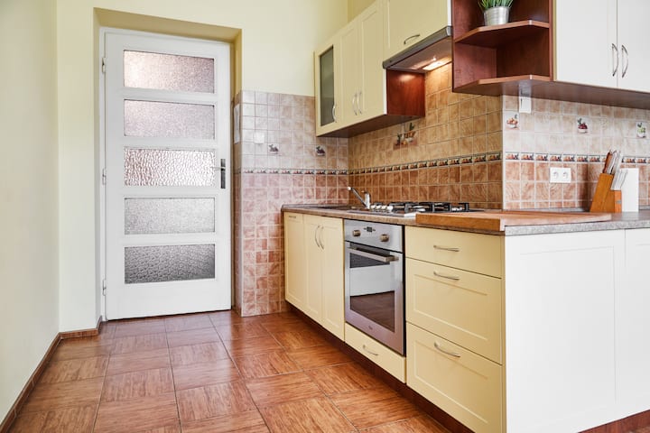 Calm Street 3 Bedroom Apt (7) Balcony & 1,5 Baths - Cracovia