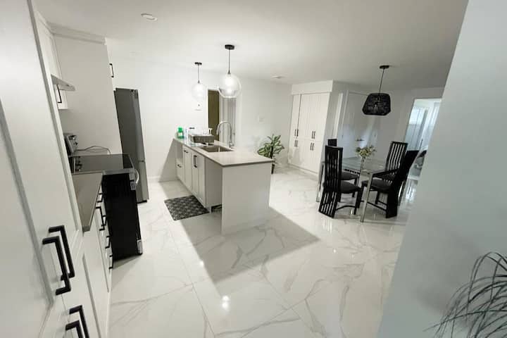 Stylish And Luxurious Apartment Basement Unit - Longueuil