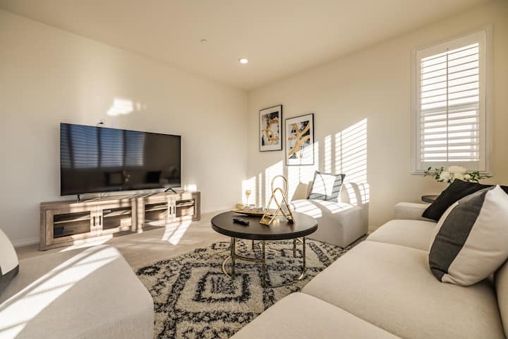 Peaceful 4br 3ba Home With Mountain View - Riverside, CA