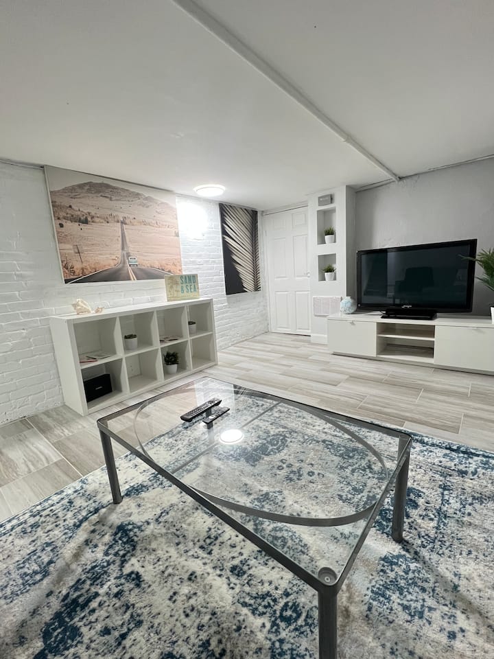 Chic Apartment In The Heart Of Little Italy - Toronto