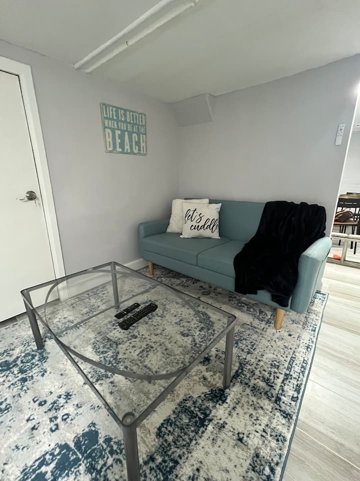 Chic Apartment In The Heart Of Little Italy - Toronto