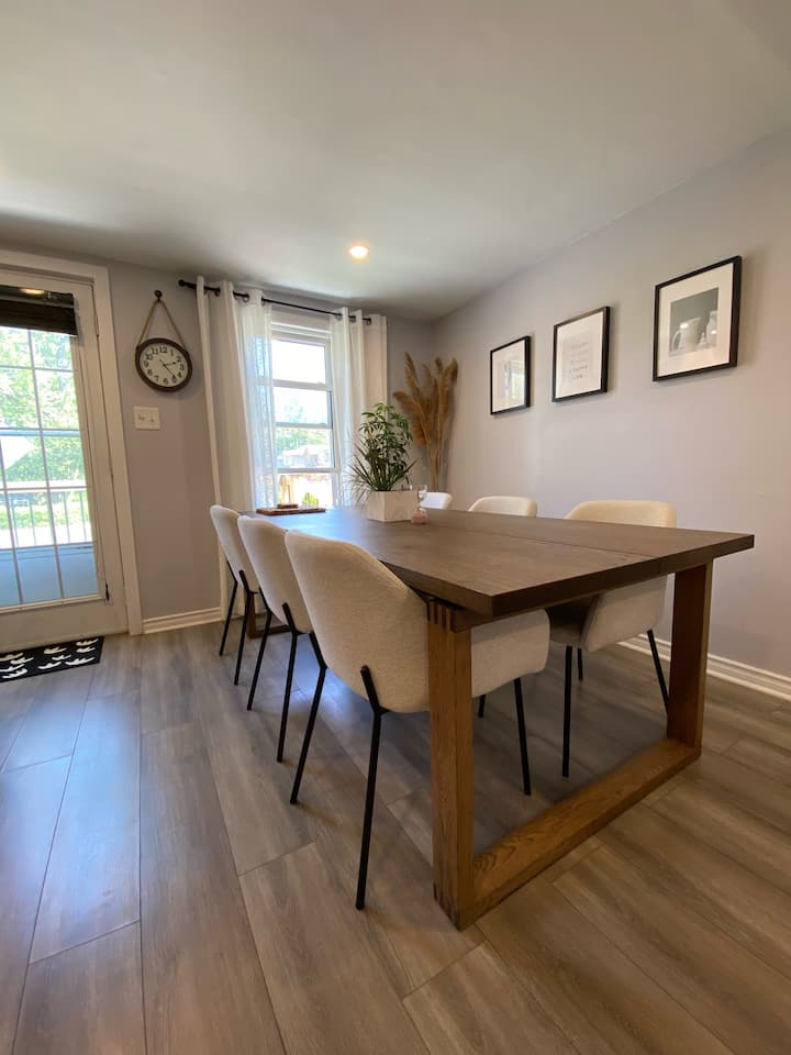 Cozy Bungalow With Backyard, Deck, & Trampoline - Hamilton, ON, Canada