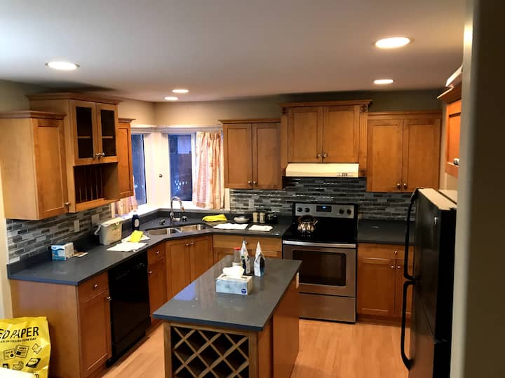 Small Room With Lock Queen Bed At Chilliwack - Chilliwack