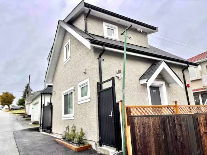 A Private And Secured Home | 5 Mins From Skytrain! - North Vancouver