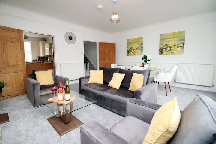 Spacious Georgian Apartment | 5 Beds | 7 Guests - Bath