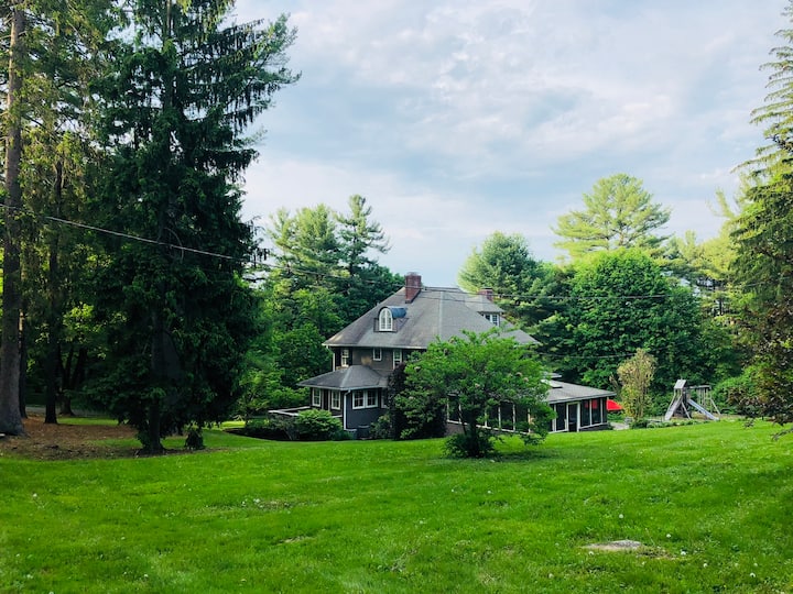 Stunning Renovated Victorian, Walk To Town - Great Barrington, MA