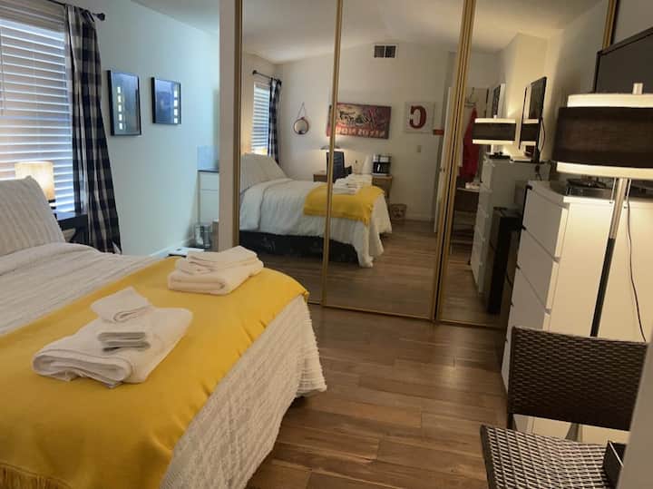 Private Suite W/ Bathroom & Park + Bedroom - Vallejo, CA