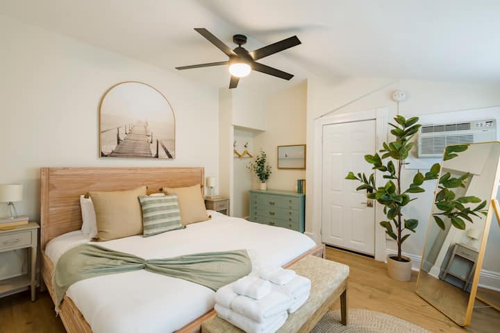 Beachy 1bdrm W/ King Bed | Downtown St. Pete - Saint Petersburg, FL