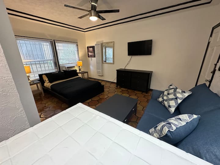 Charming Studio, Great Location! - Beverly Hills, CA