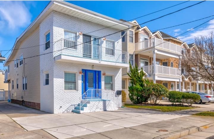 Ocean View! Whole House Just One Block From Beach! - Wildwood, NJ