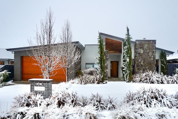 Pinecone Lodge| Luxury House | Firepit, Ev Charger - Jindabyne