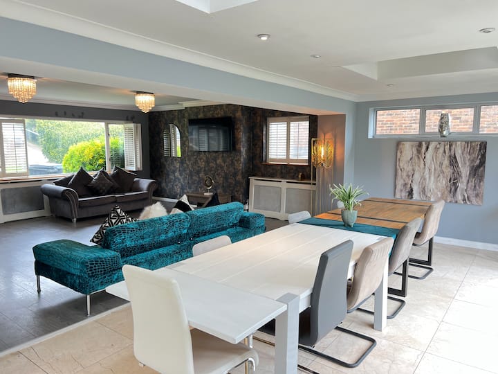Open Plan Stylish House With Indoor Hot Tub - Dover