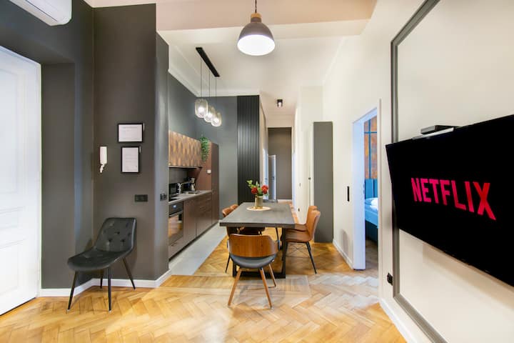 Chic 4 Bedroom, 2 Bathroom Apartment With Balcony - Krakow