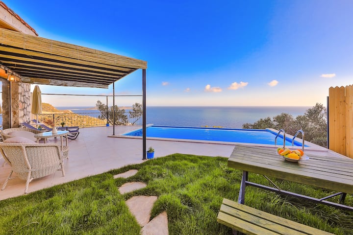 Deniz Manzaralı Havuzlu Villa - Türkiye