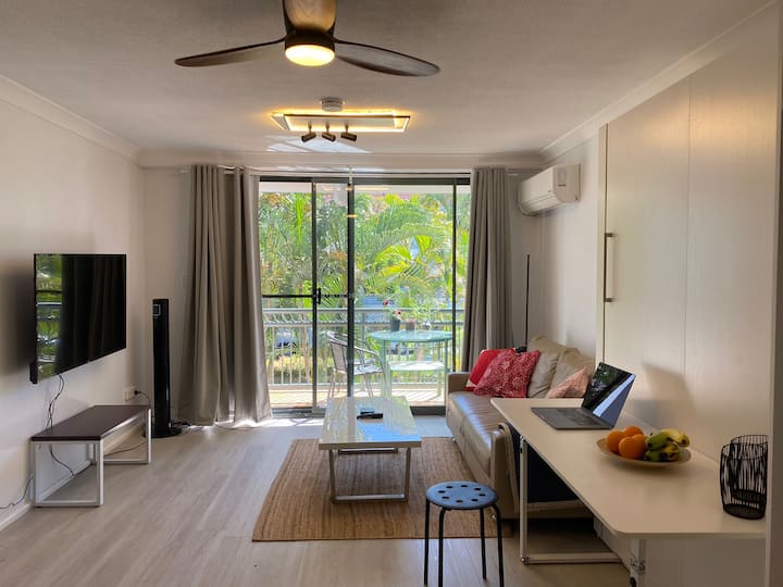 Modern Apartment W/underground Parking, Quiet Spot - Broadbeach