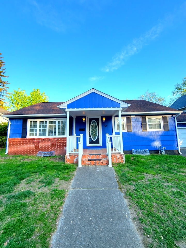 Springfield Stay For 8 With Parking & Laundry - Springfield, MA