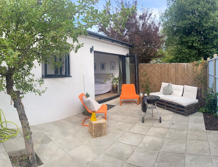 Sunny South Facing Tiny Studio With Private Patio - Deen City Farm