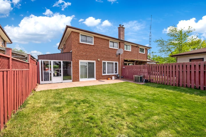 4 Bedroom Home With Fenced Yard In Mississauga - Mississauga